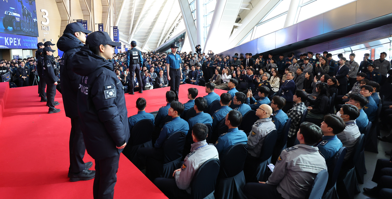 National Police Agency showcases new uniform - The Korea Herald