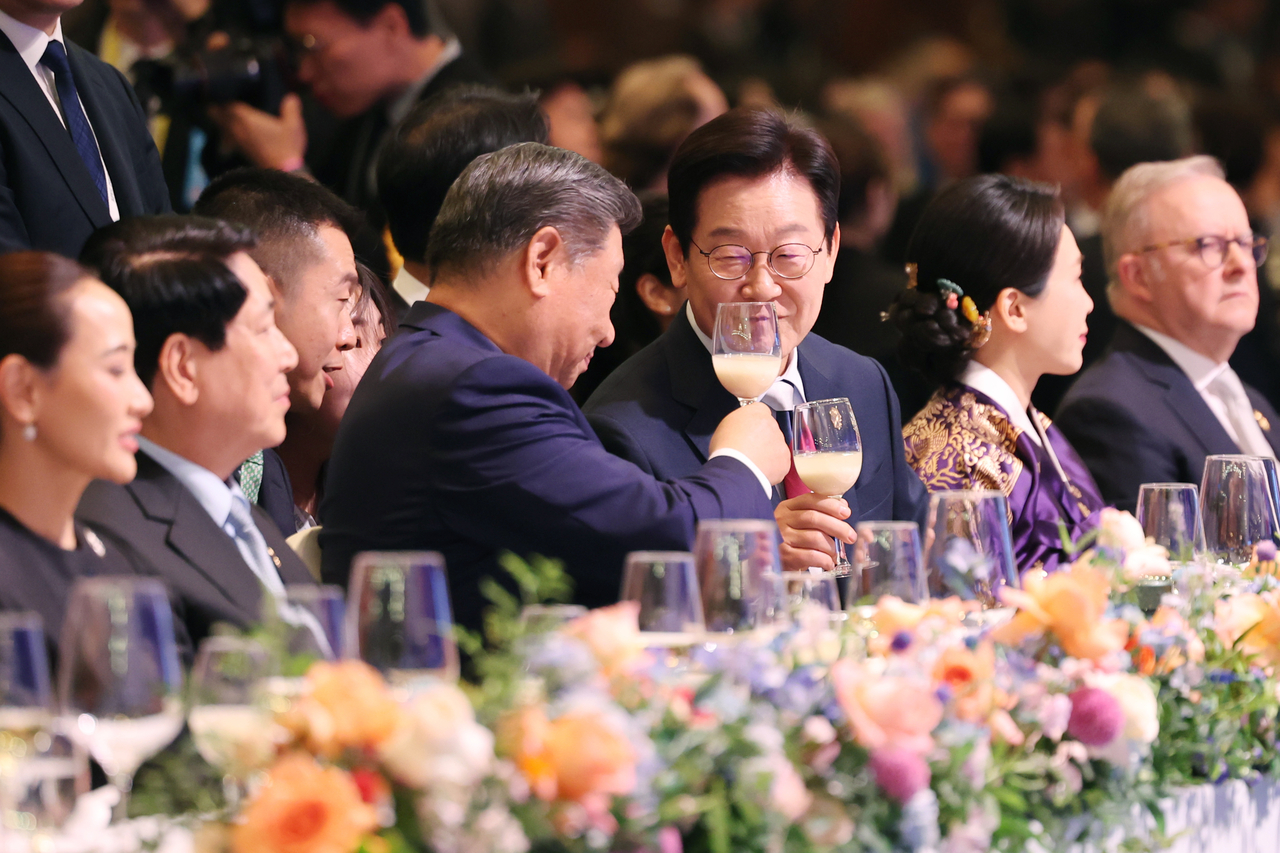 Lee hosts APEC gala dinner - The Korea Herald