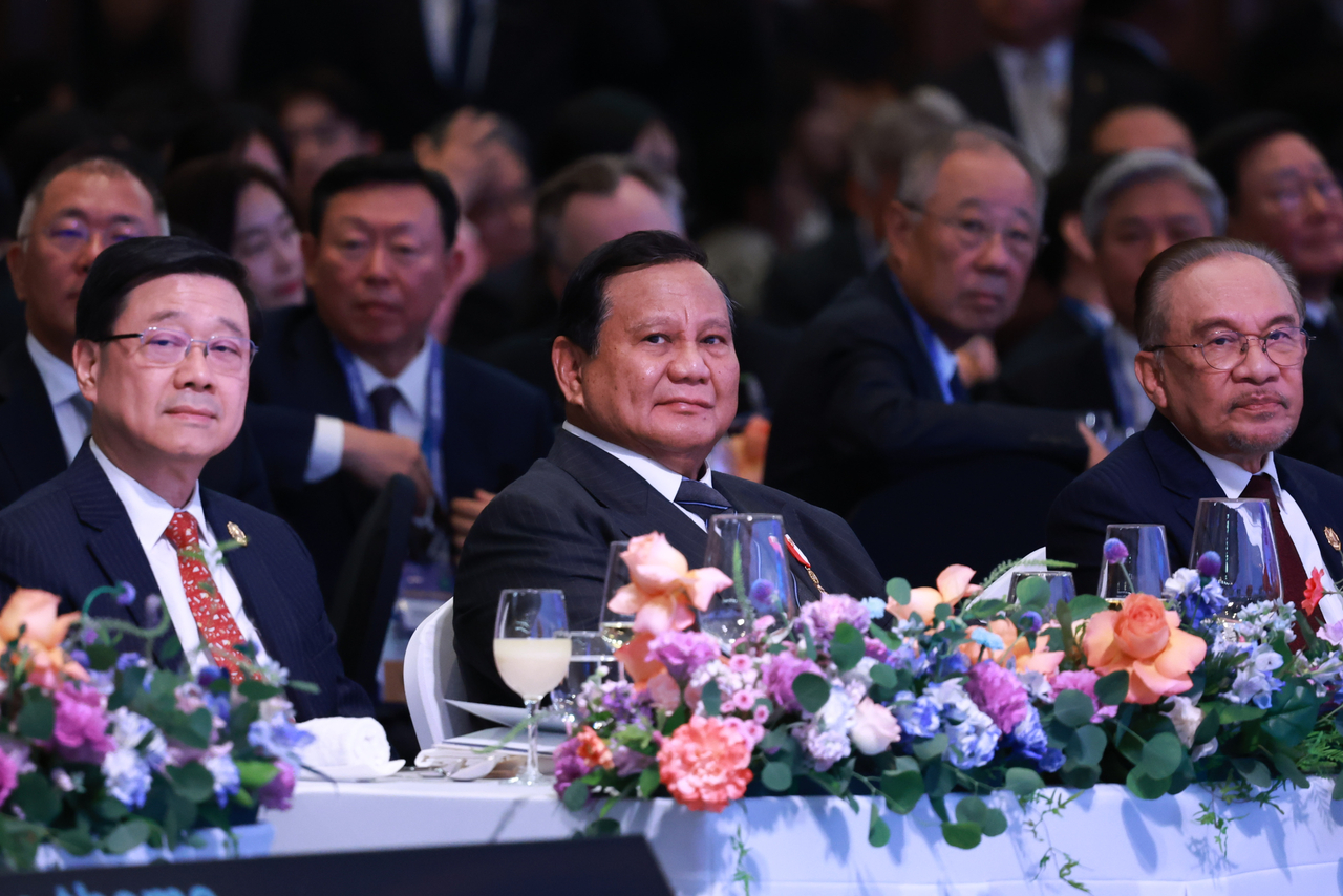 Lee hosts APEC gala dinner - The Korea Herald