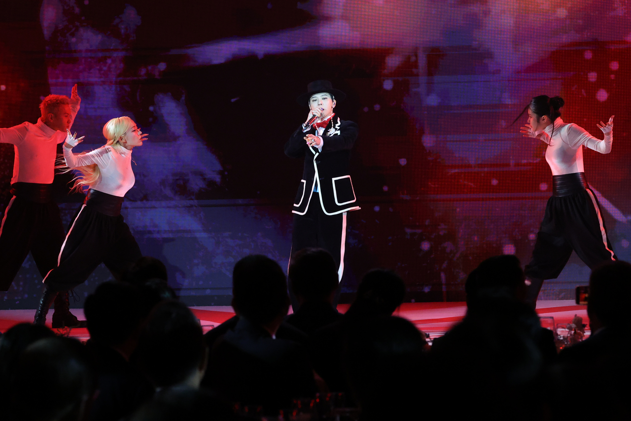 갓 쓴 지드래곤에 APEC 정상들, 촬영 삼매경…말레이 총리 SNS로 공유 - 헤럴드경제