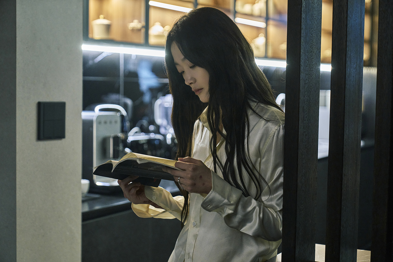 ‘당신이 죽였다’ 입소문 제대로 탔다…세계 22개국 TOP 10 진입 기념 비하인드컷 공개 - 헤럴드뮤즈