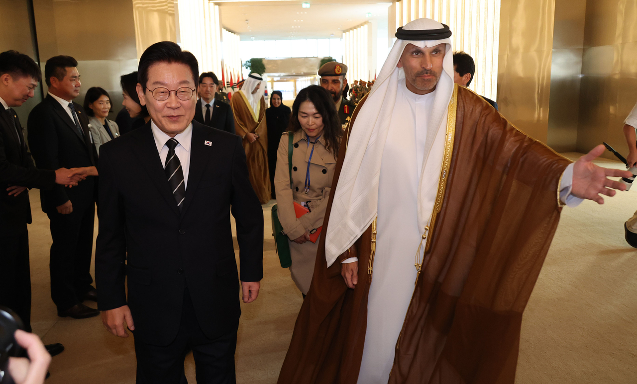 Lee arrives in UAE for state visit focused on defense, AI cooperation ...