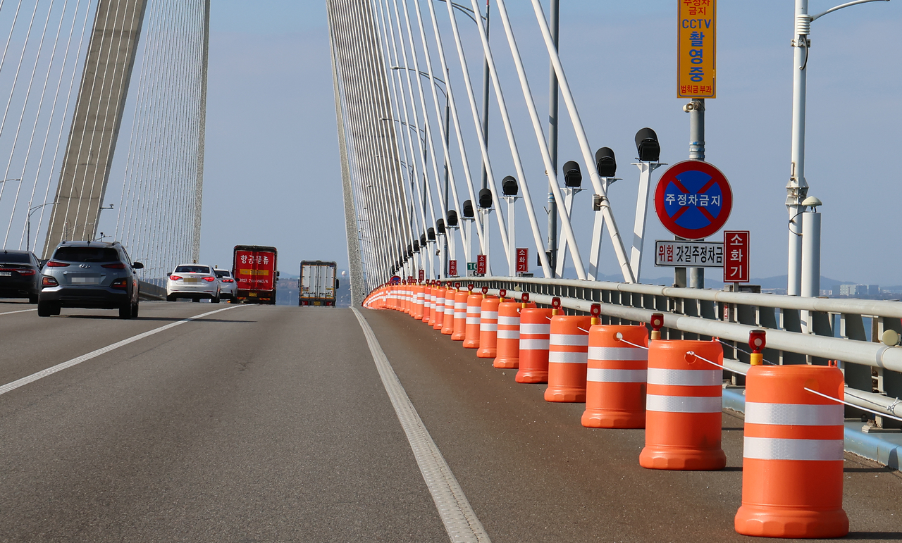 Protective barrels reinstalled at Incheon Bridge amid increase in ...