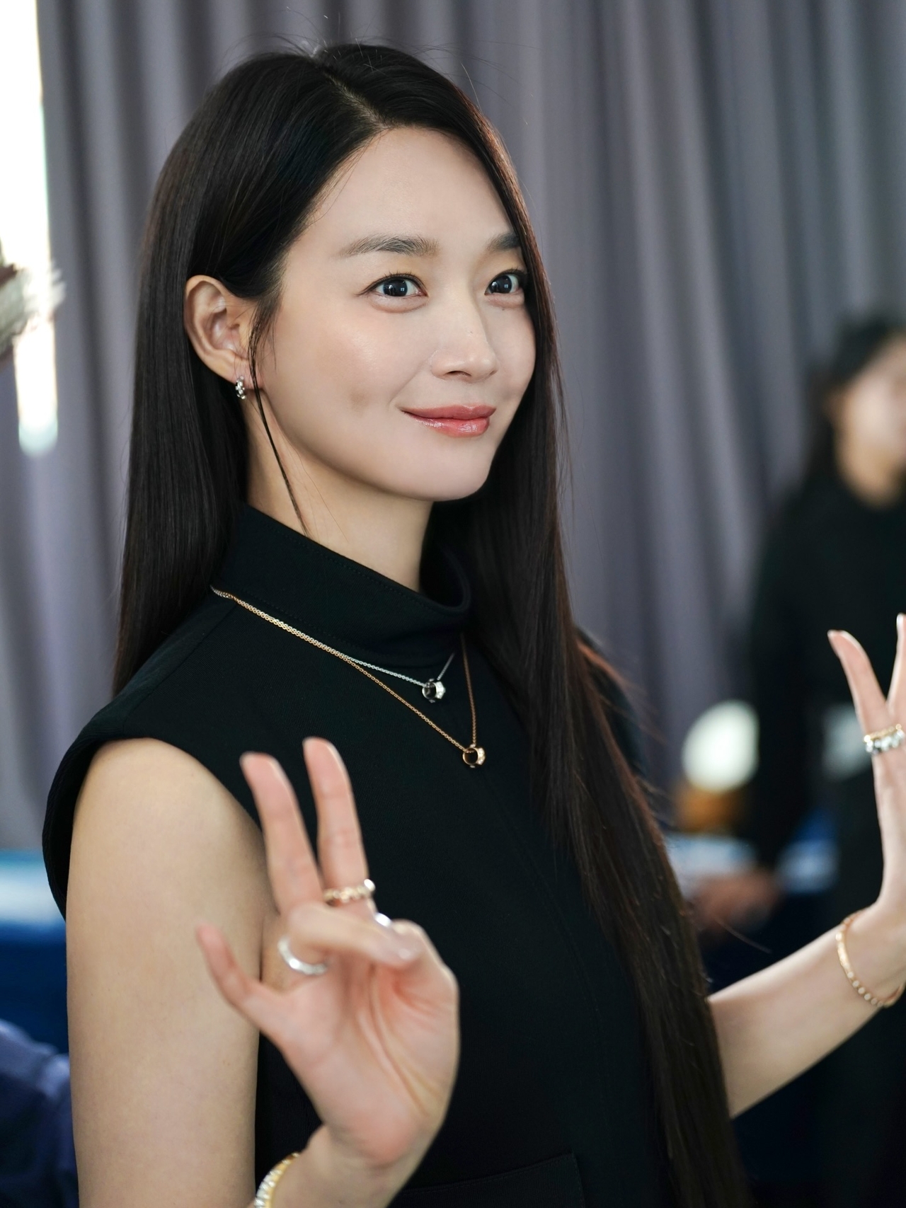 신민아, ♥김우빈 반했던 10년 전? 그때와 다를게 없는 청바지핏 - 헤럴드뮤즈 (Herald Muse)