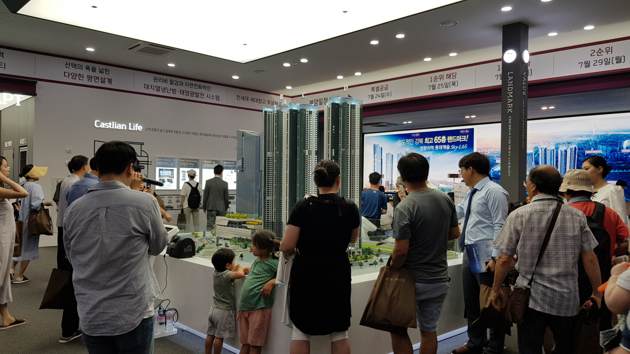 ‘줍줍’에 5만대1…청량리역 롯데캐슬 SKY-L65 잔여 3가구에 12만명 쇄도 - 헤럴드경제