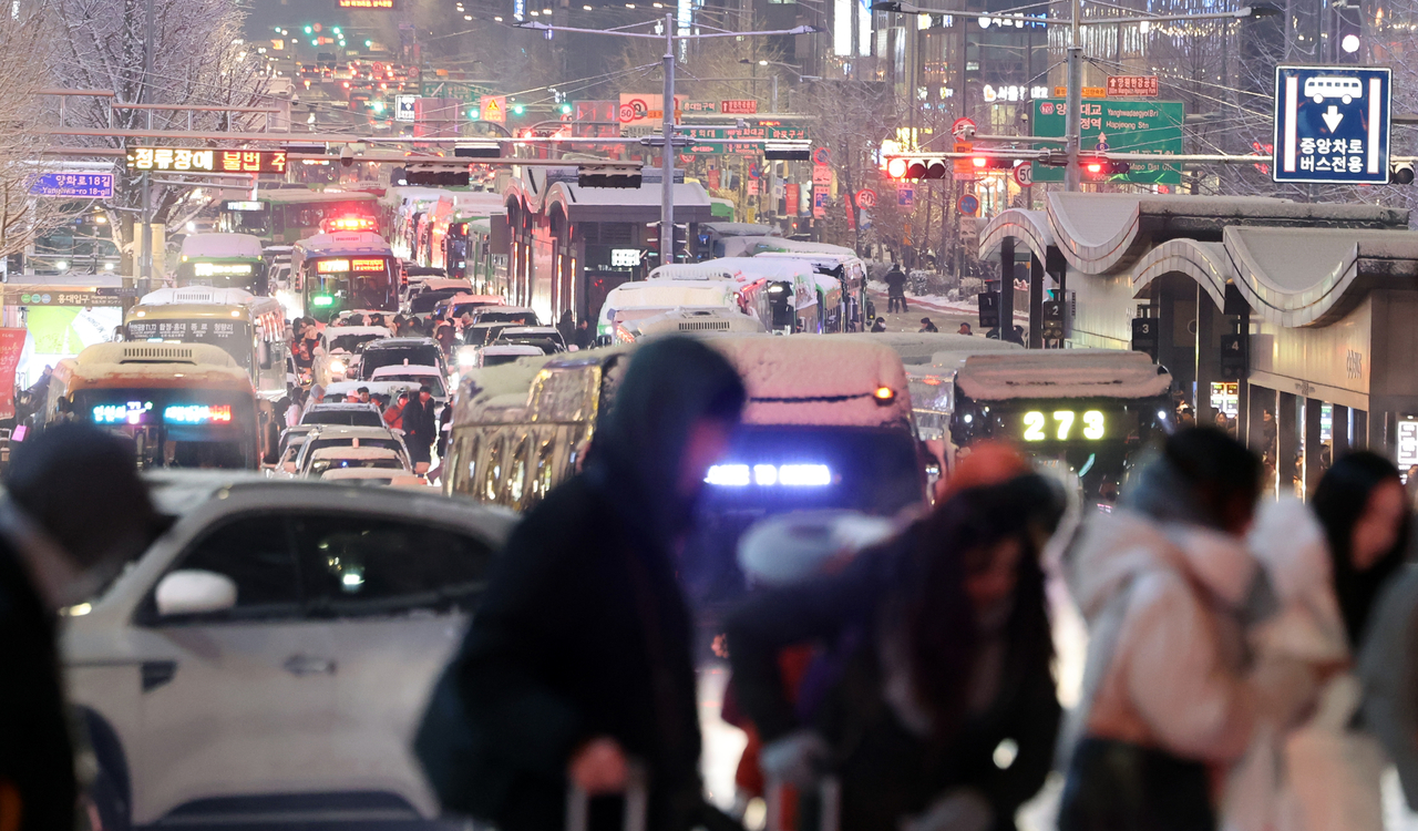 Seoul commute snarled as first snowfall leaves roads icy - The Korea Herald