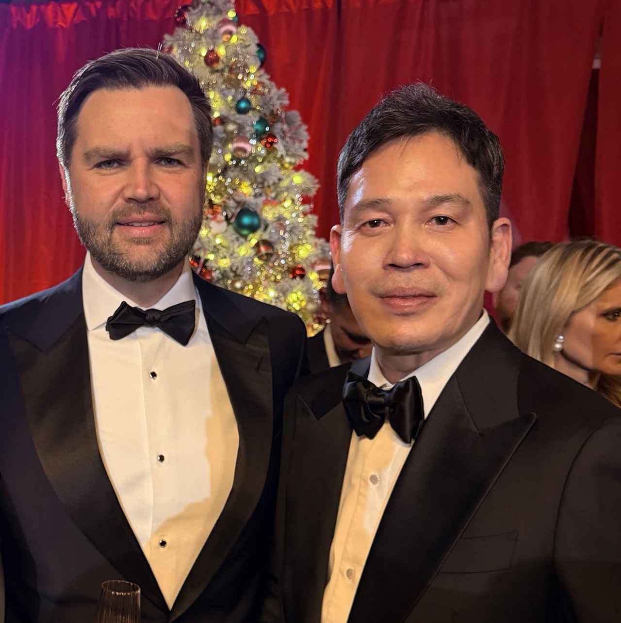 Shinsegae chair meets Vance, Trump aides in Washington - The Korea Herald