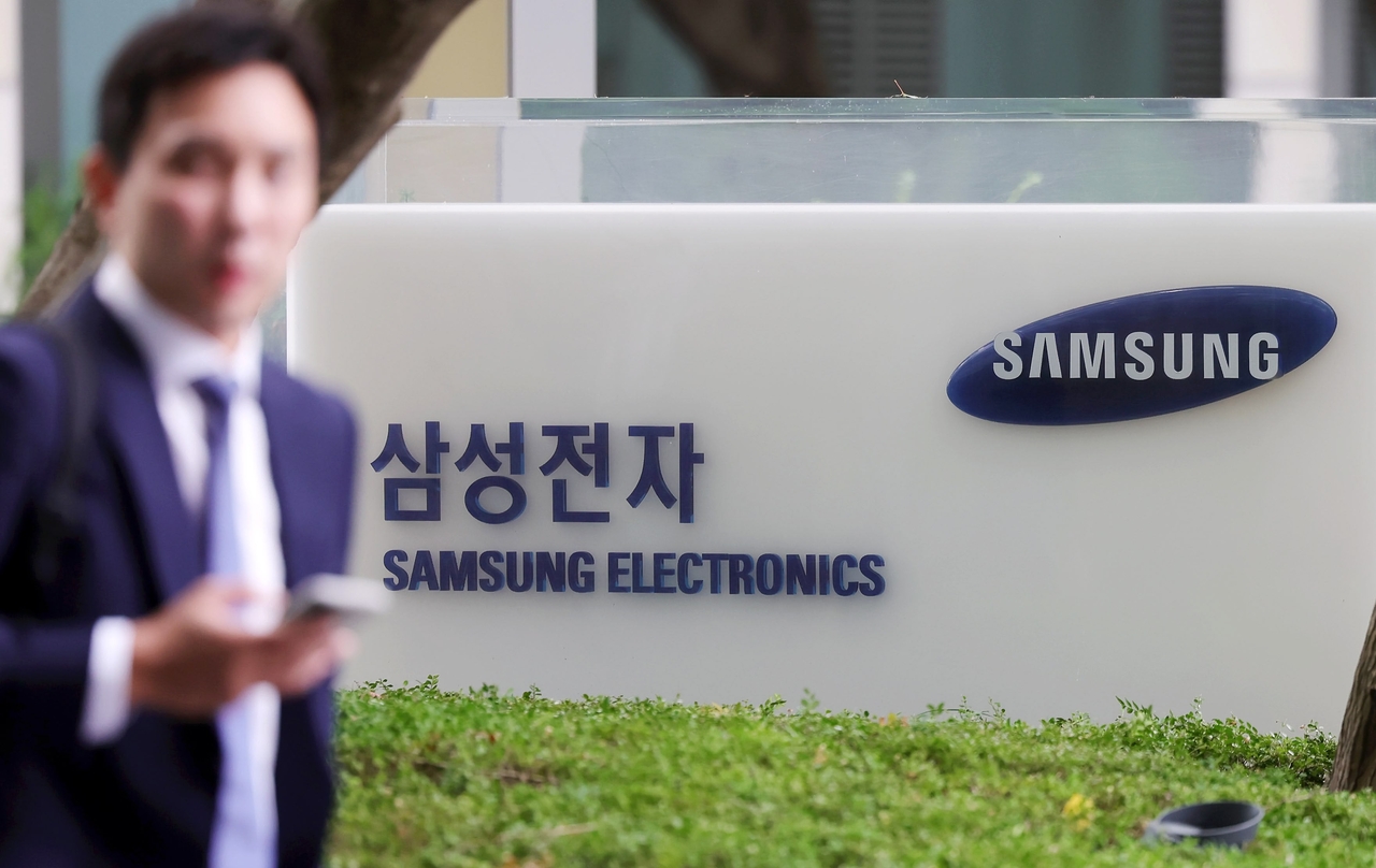 Samsung profit nears record as legacy memory prices spike - The Korea ...