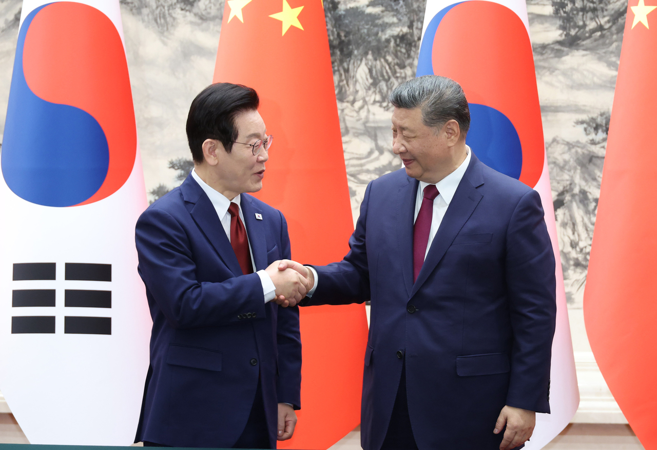 Lee, Xi agree to thaw cultural ties with gradual reopening: Cheong Wa ...