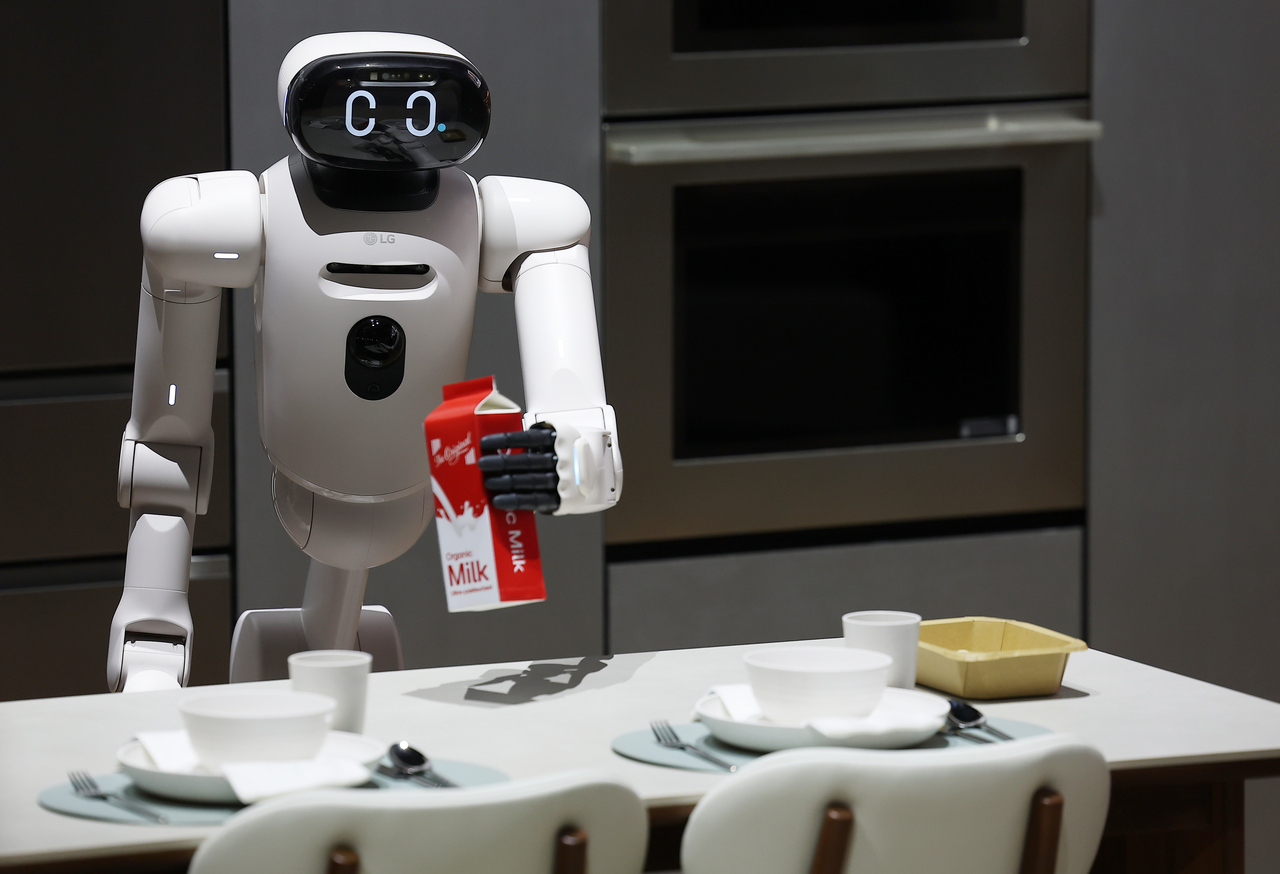 LG Electronics unveils new home robot CLOiD at CES 2026 - The Korea Herald