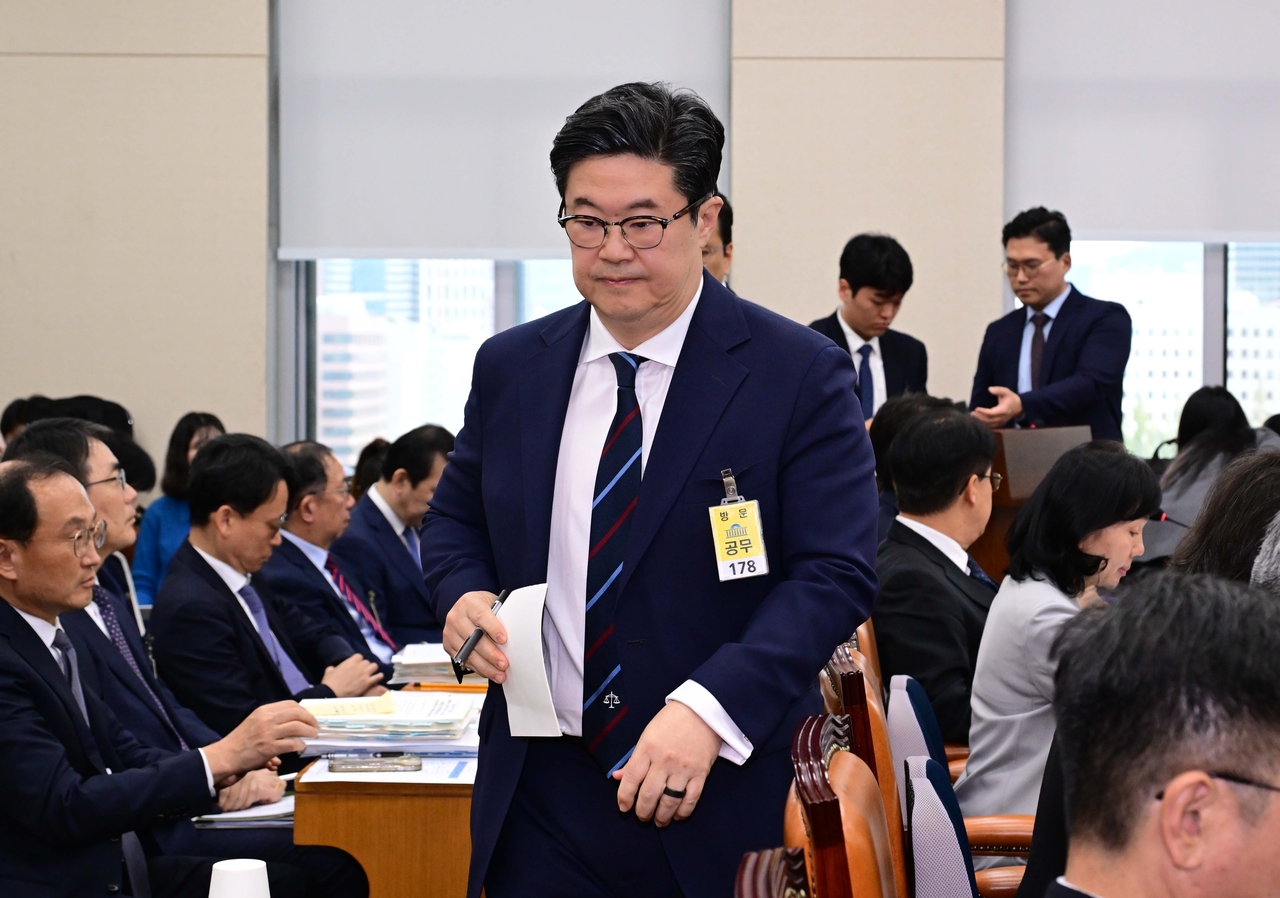 Arrest warrant sought for MBK chief in Homeplus probe - THE INVESTOR