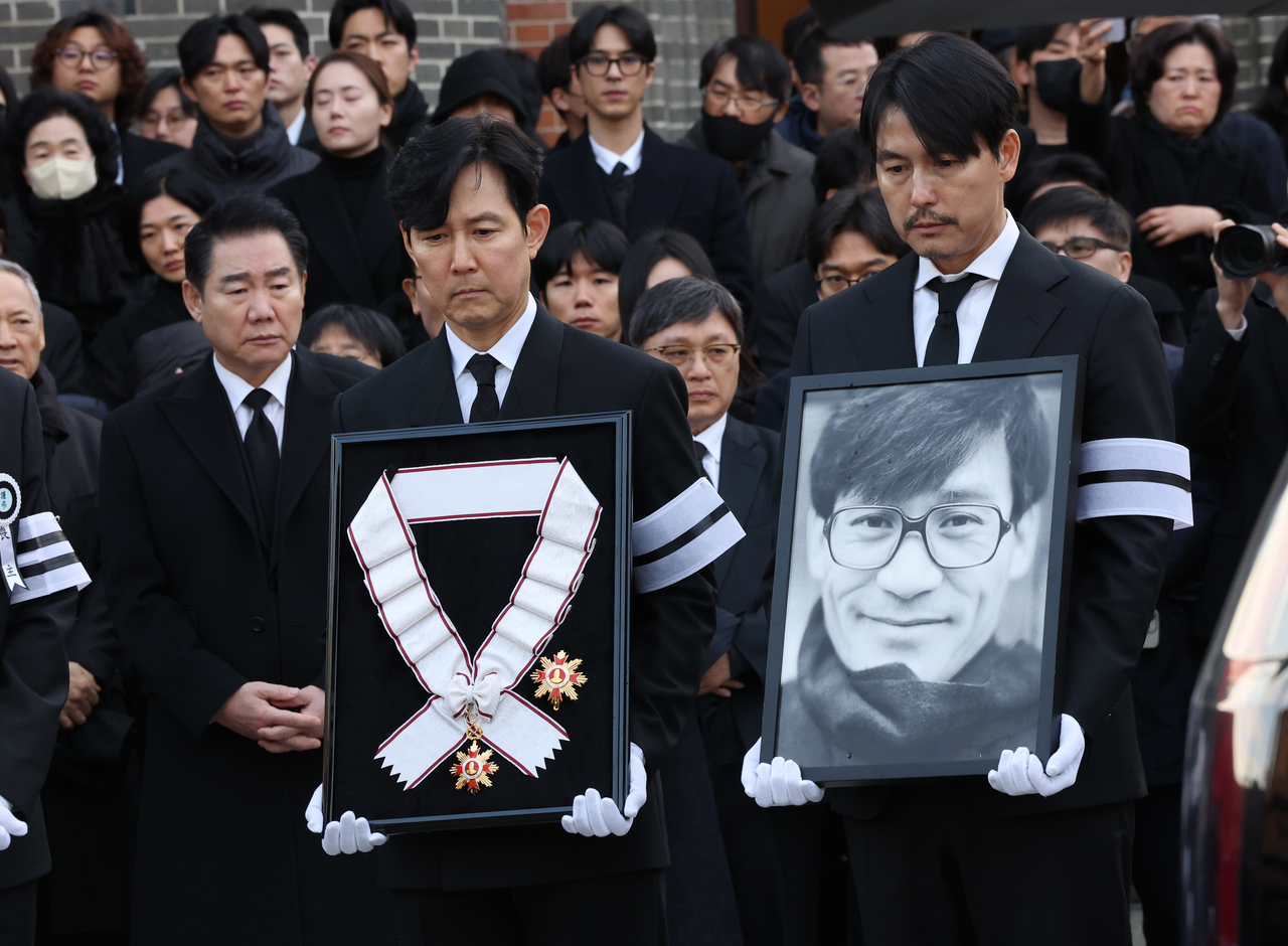 Final farewell held for beloved film star Ahn Sung-ki - The Korea Herald