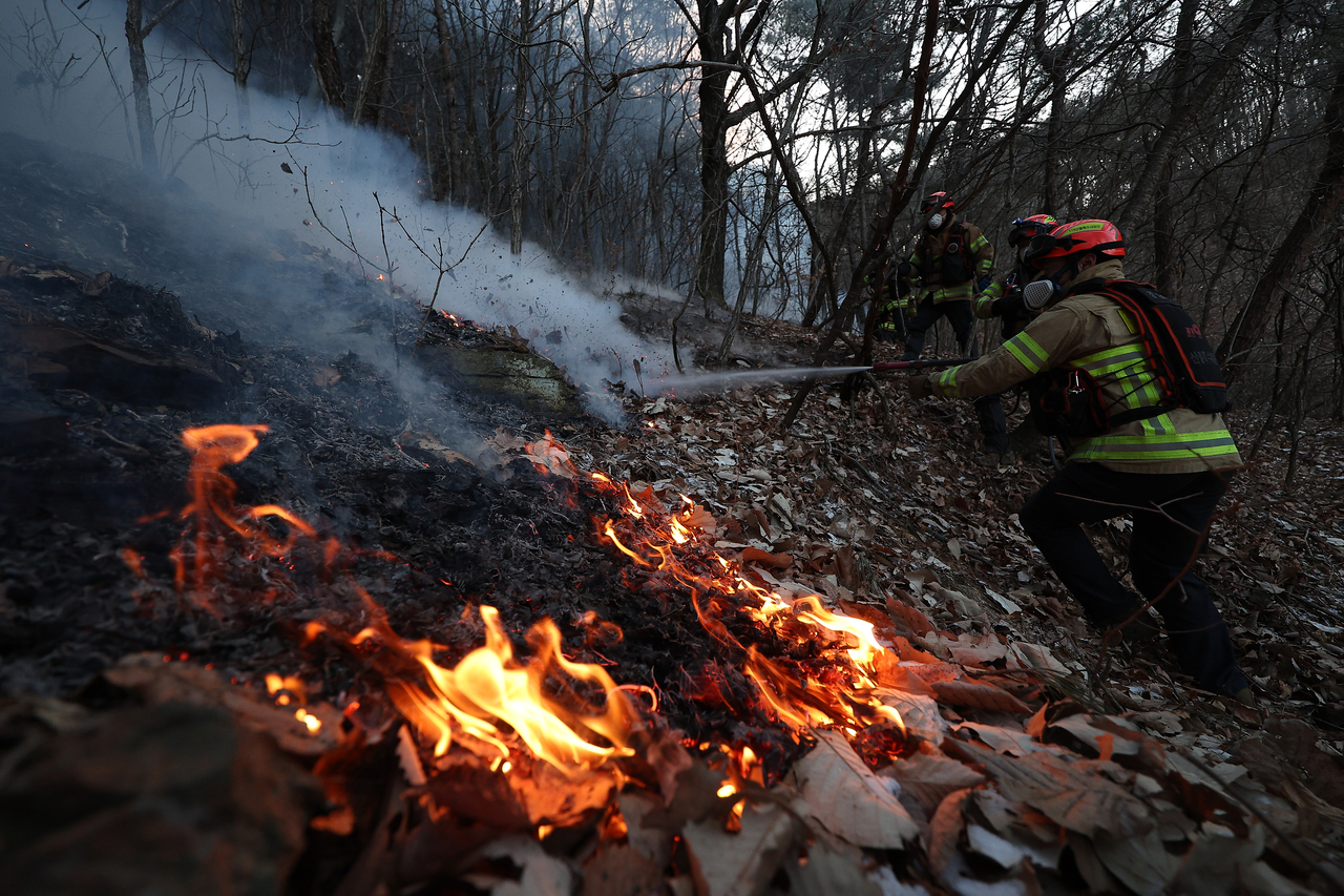 Main blaze in Uiseong wildfire contained - The Korea Herald