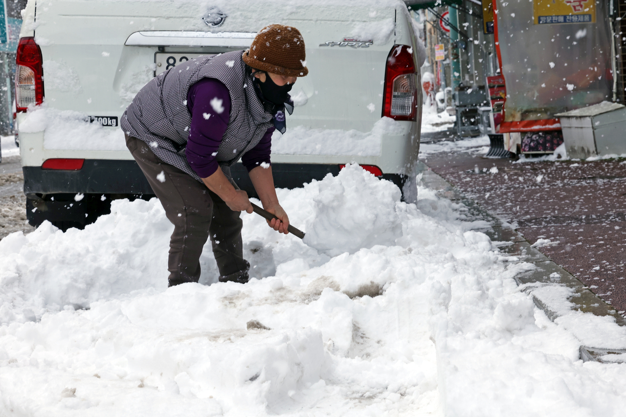 Severe cold, snow, strong winds forecast to continue - The Korea Herald