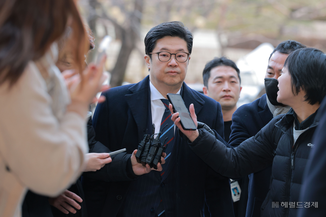 [헤럴드pic] 법원으로 향하는 김병주 MBK파트너스 회장 - 헤럴드경제