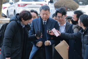 [헤럴드pic] 법원으로 들어가는 김광일 MBK파트너스 부회장 겸 홈플러스 공동대표 - 헤럴드경제