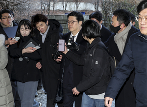 [헤럴드pic] 말없이 법원으로 들어가는 김병주 MBK파트너스 회장 - 헤럴드경제