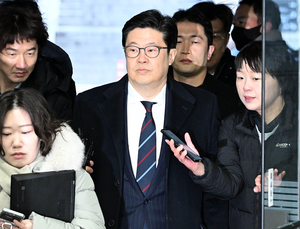 [헤럴드pic] 법원으로 들어가는 김병주 MBK파트너스 회장 - 헤럴드경제
