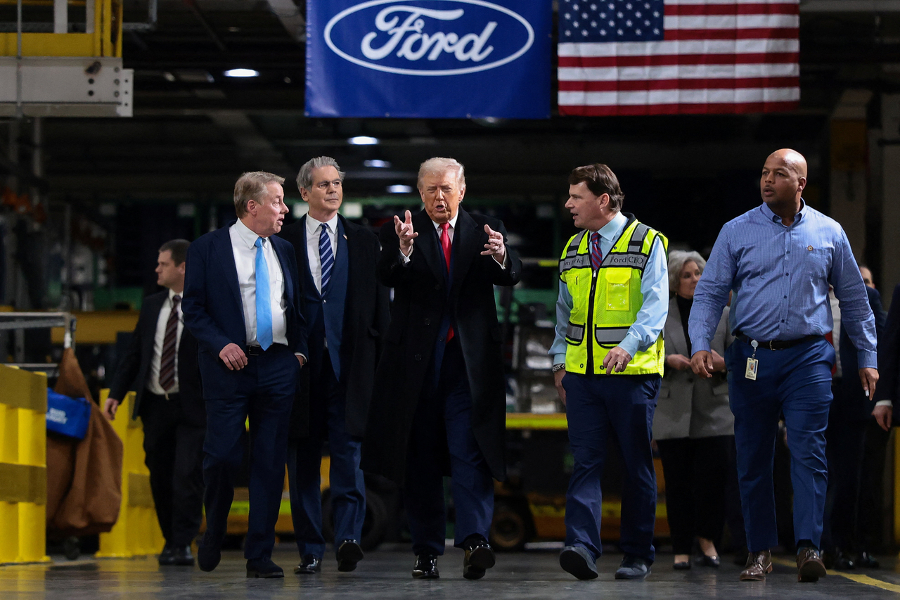 Trump visits Ford plant, defends his tariffs - The Korea Herald