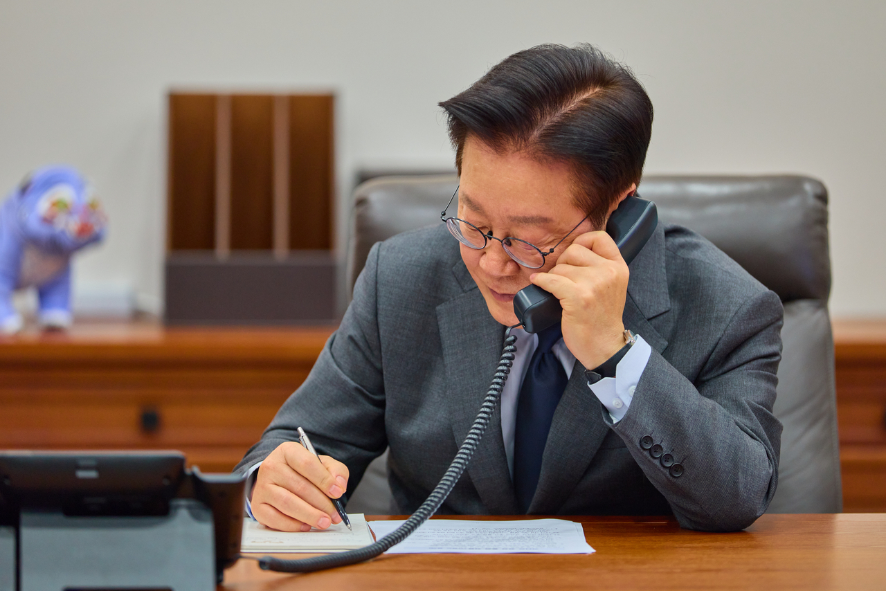Lee, Qatari emir discuss economic cooperation in phone talks - The ...