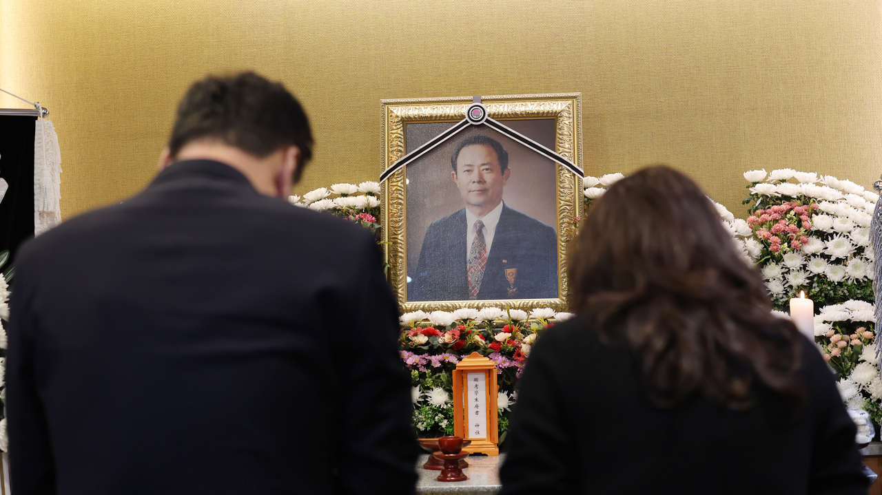 Tributes arrive from political, diplomatic circles as self-made real ...
