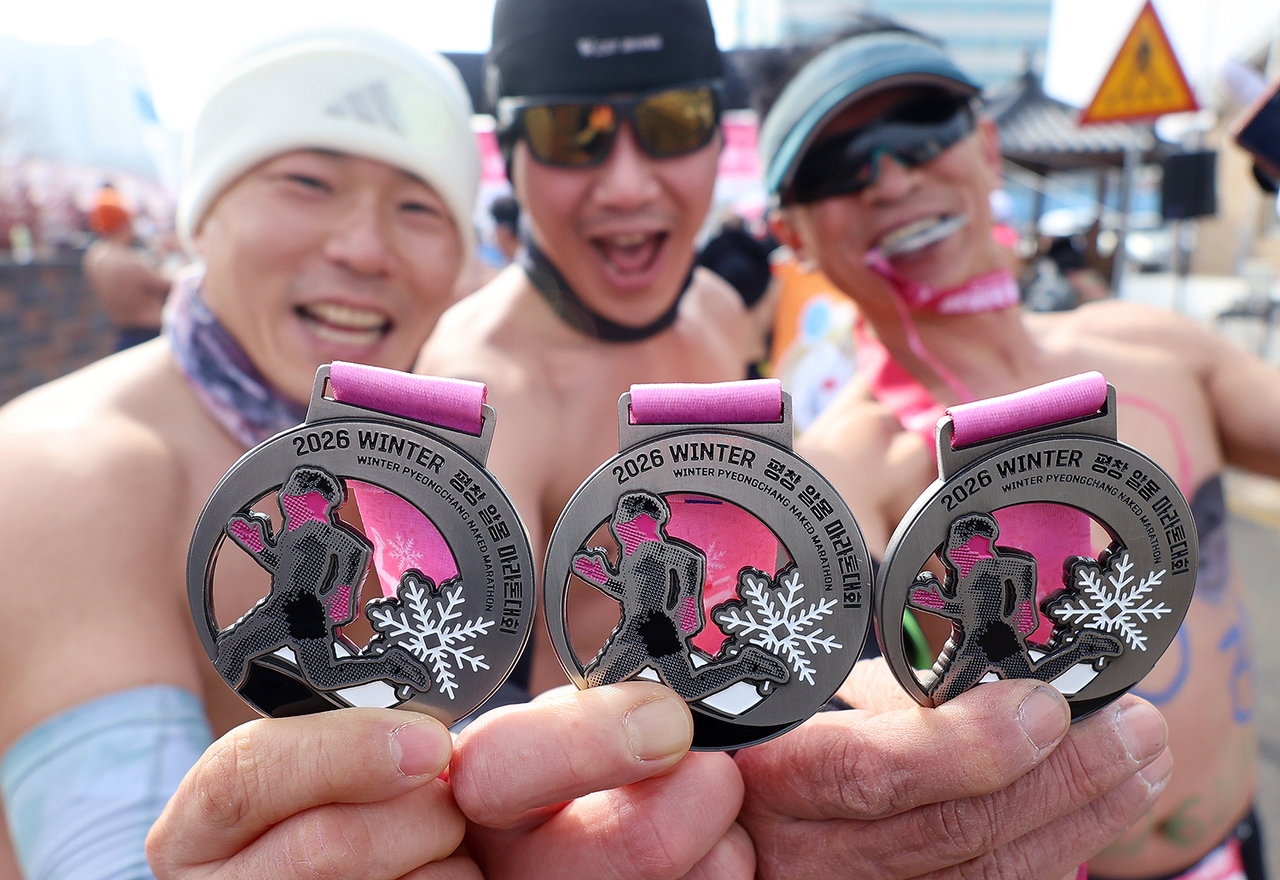 Runners Brave Subzero Cold At Naked Marathon The Korea Herald