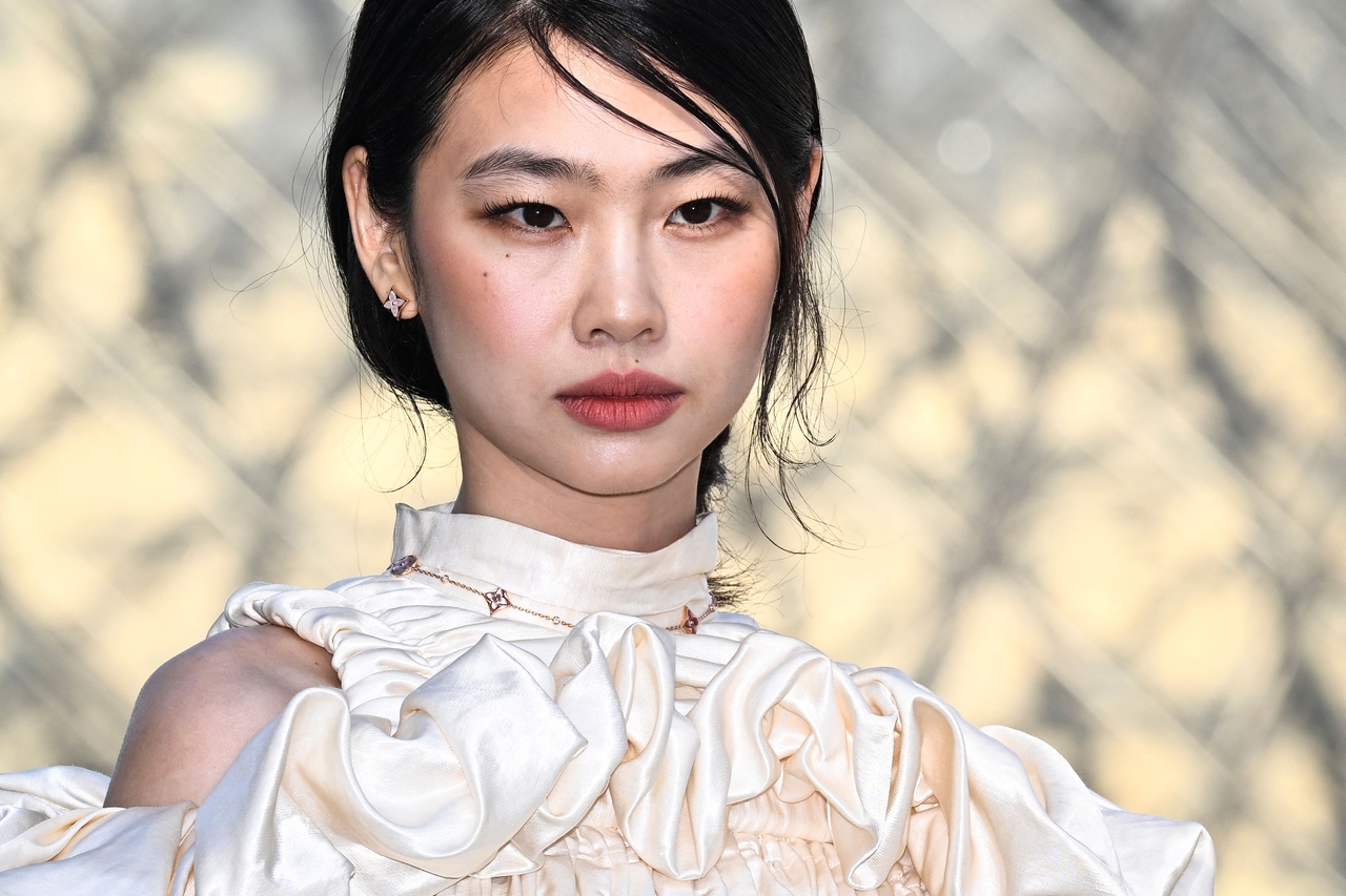Jung Ho-yeon, Lisa attend Louis Vuitton show at Paris Fashion Week ...