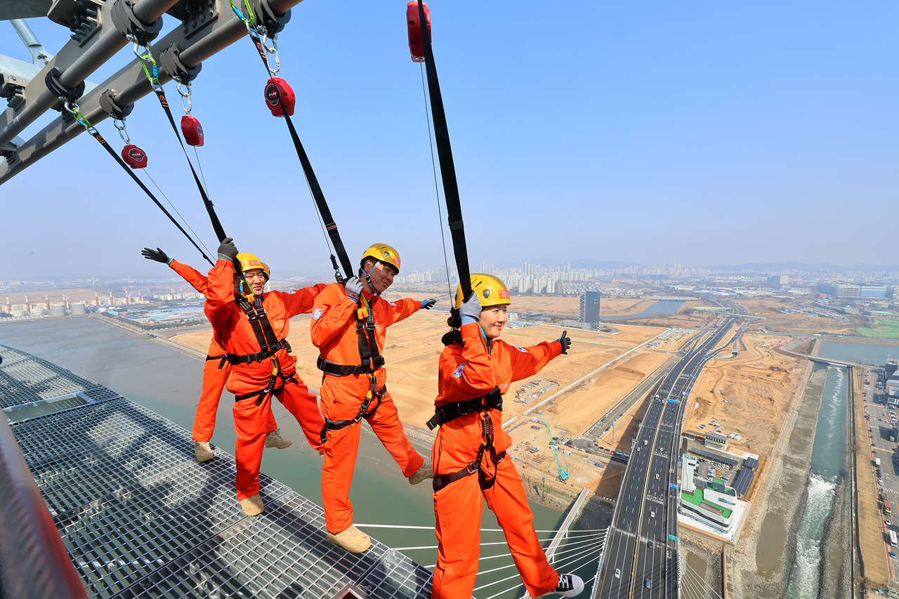 Edge walk on world's highest sea bridge - The Korea Herald