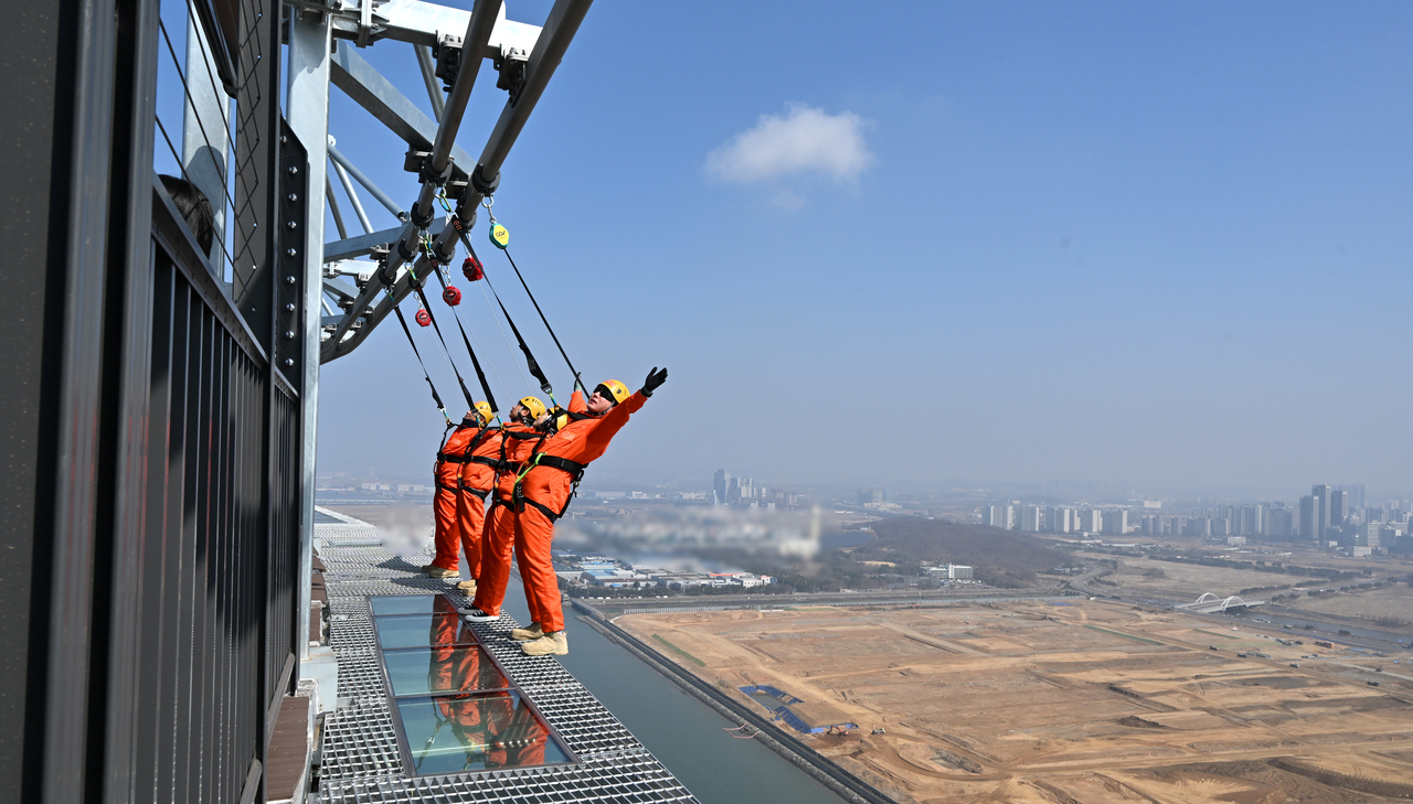 Edge walk on world's highest sea bridge - The Korea Herald