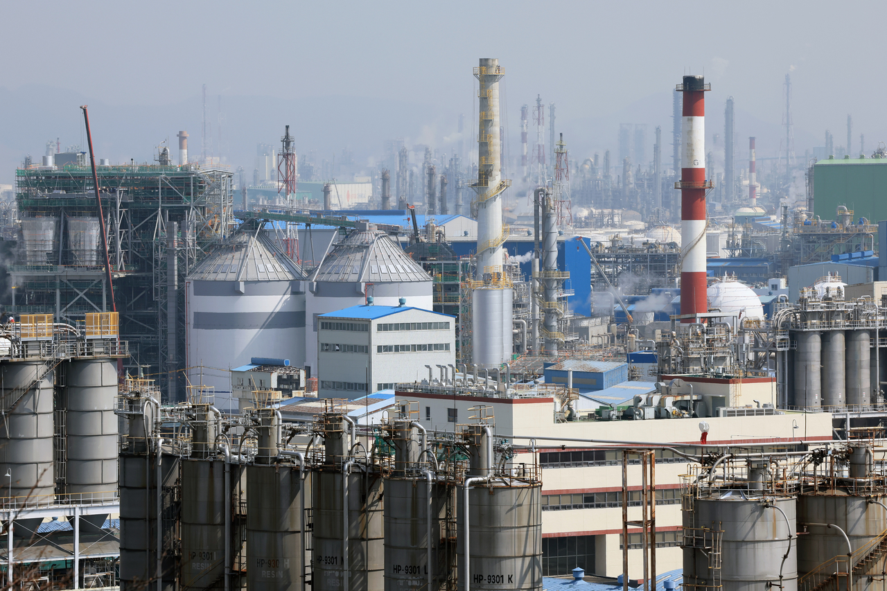S. Korea's monthly exports top $80b mark for 1st time in March - The ...