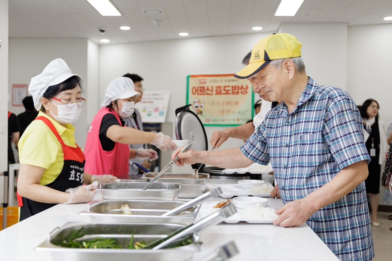Mapo-gu's senior lunch program scores 91 out of 100 in satisfaction ...