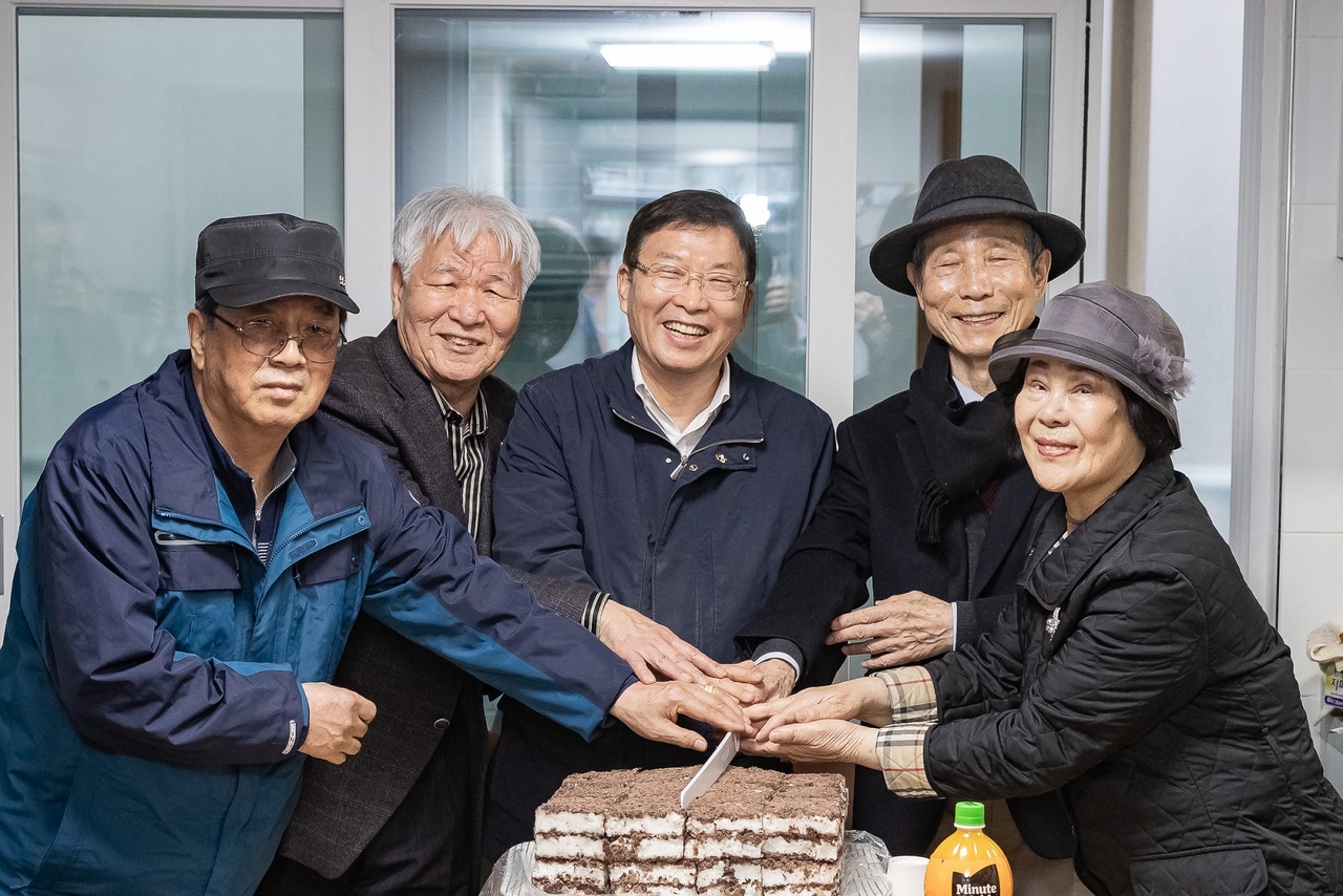 Gwangjin-gu expands 'Senior Dining Day' program to 2,000 participants ...
