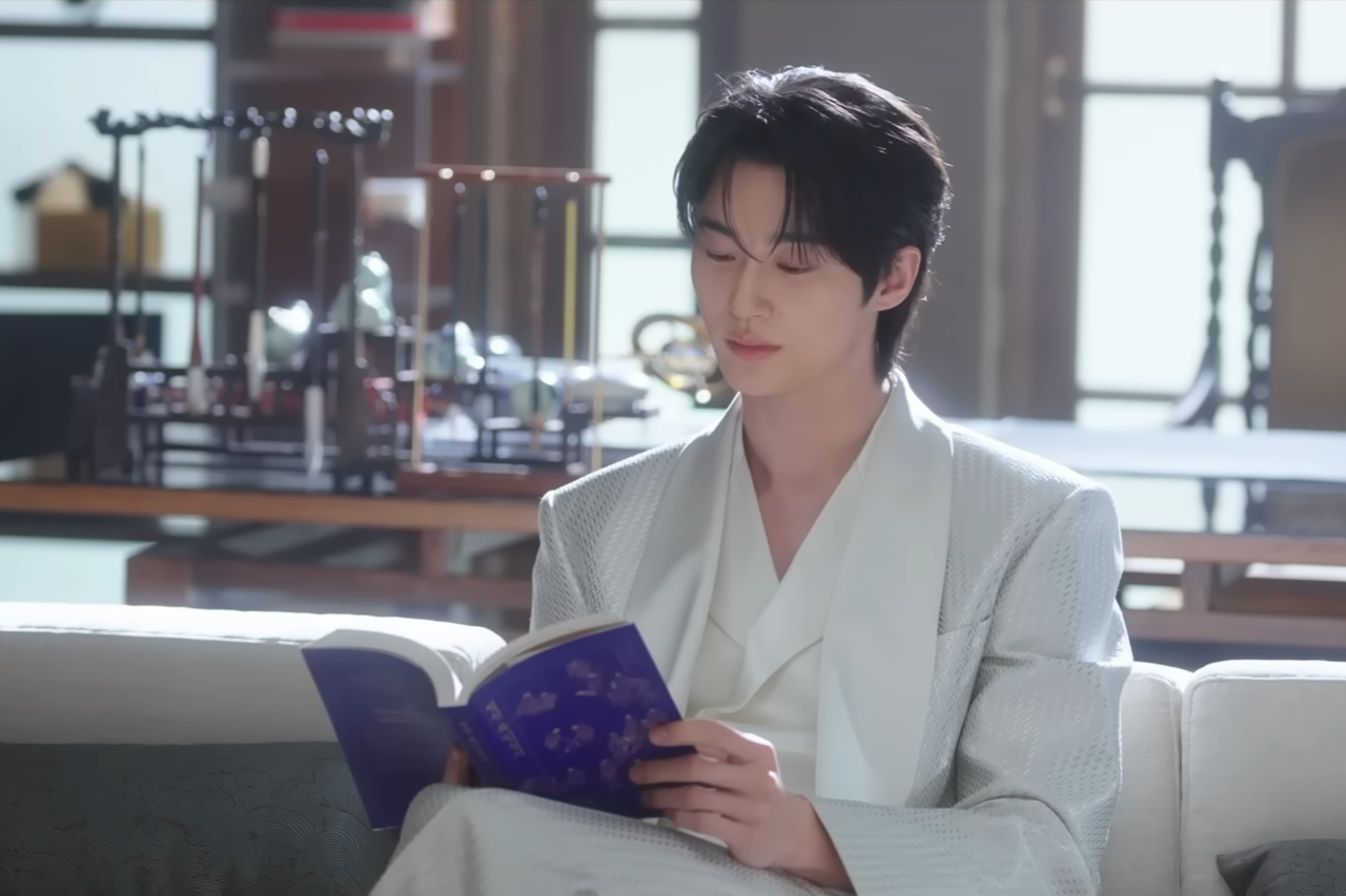 What book is Byeon Woo-seok reading in ‘Perfect Crown’? - The Korea Herald