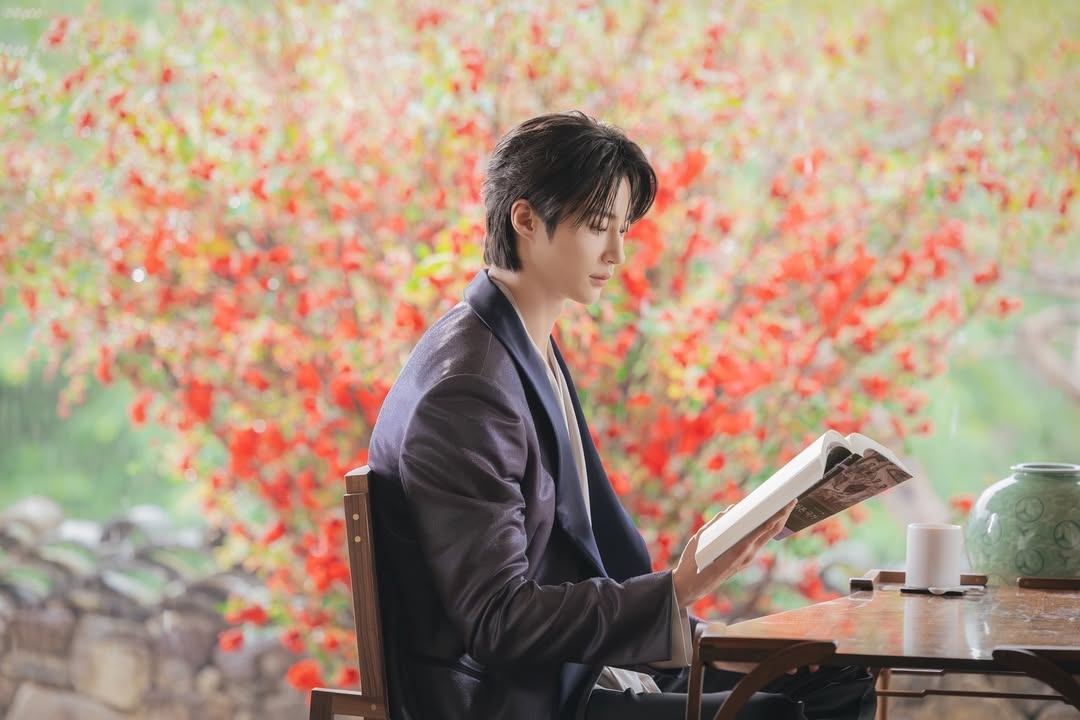 What book is Byeon Woo-seok reading in ‘Perfect Crown’? - The Korea Herald