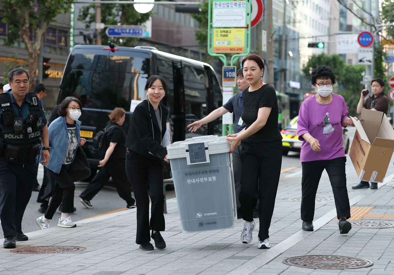 Early voting turnout hits record 23.51% - The Korea Herald