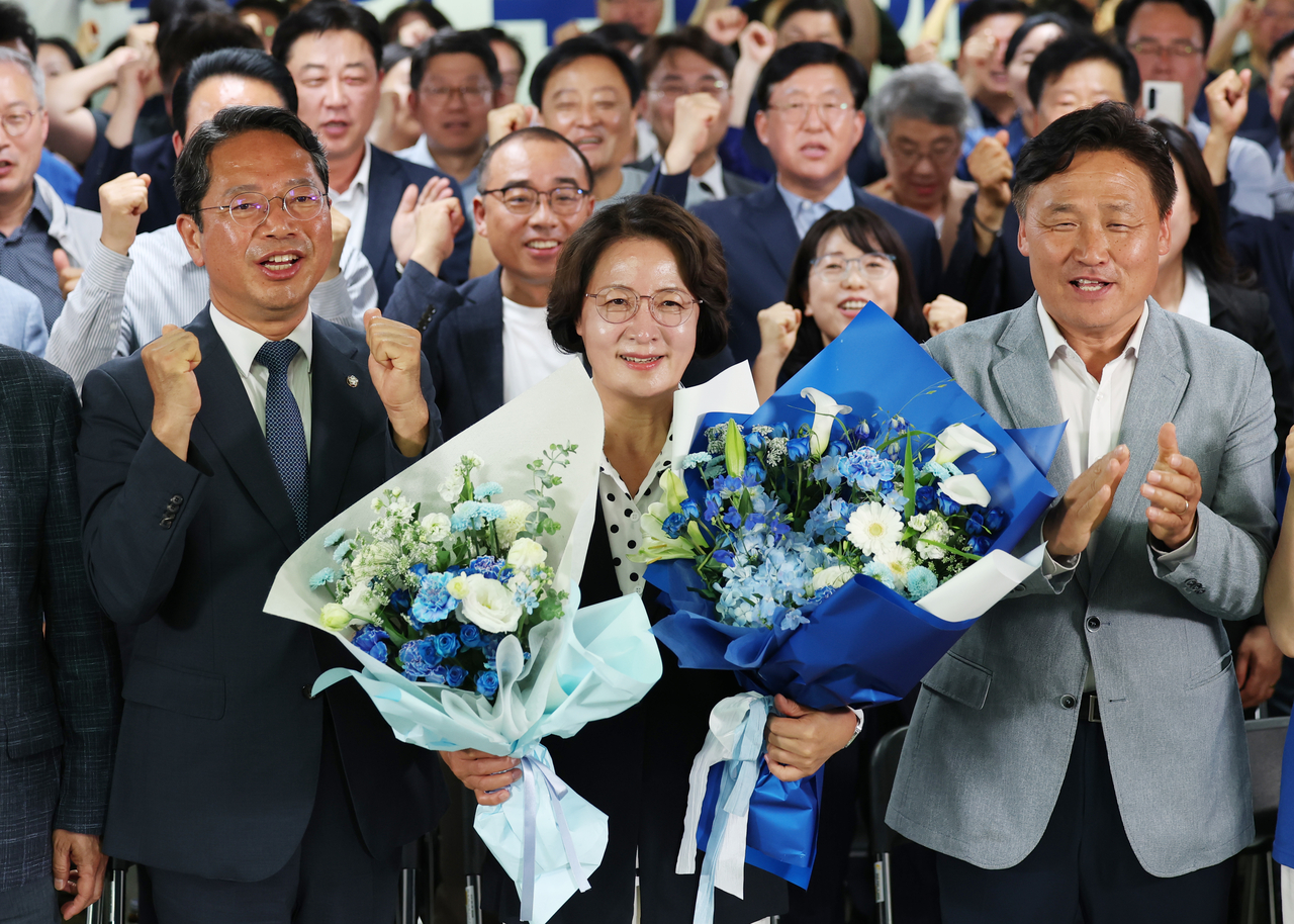 Democratic Party wins big nationwide, but loses in Seoul - The Korea Herald