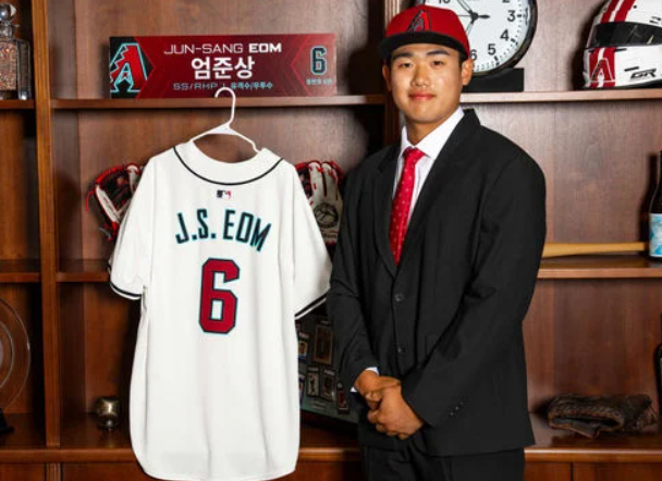 Diamondbacks sign two-way Korean prospect Jun-Sang Eom to deal with $1. ...