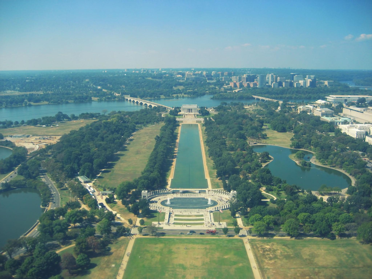 Trump's 'flag blue' reflecting pool mired in algae and no-bid contract ...