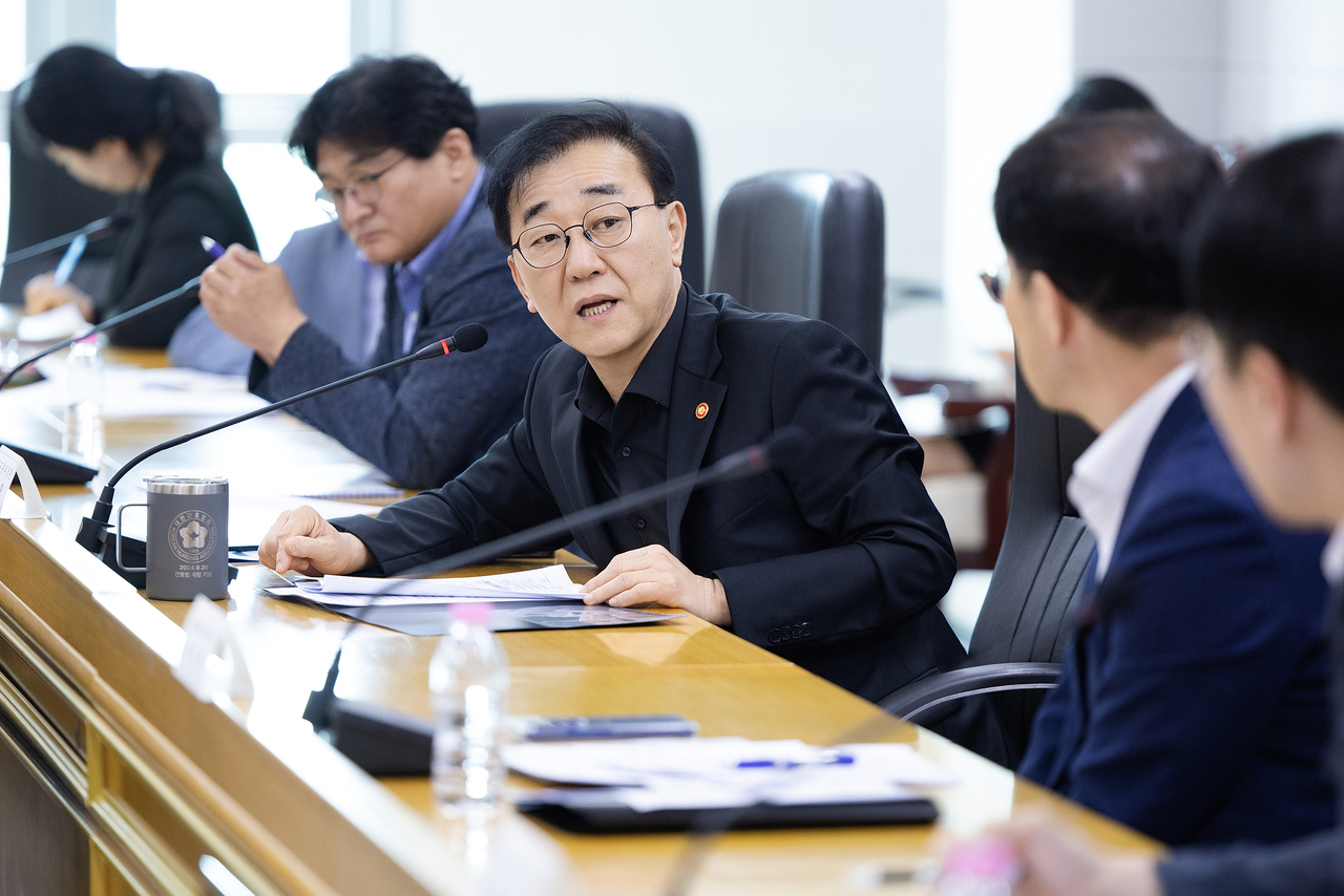 Land minister meets experts to map out Korea's autonomous-driving AI ...