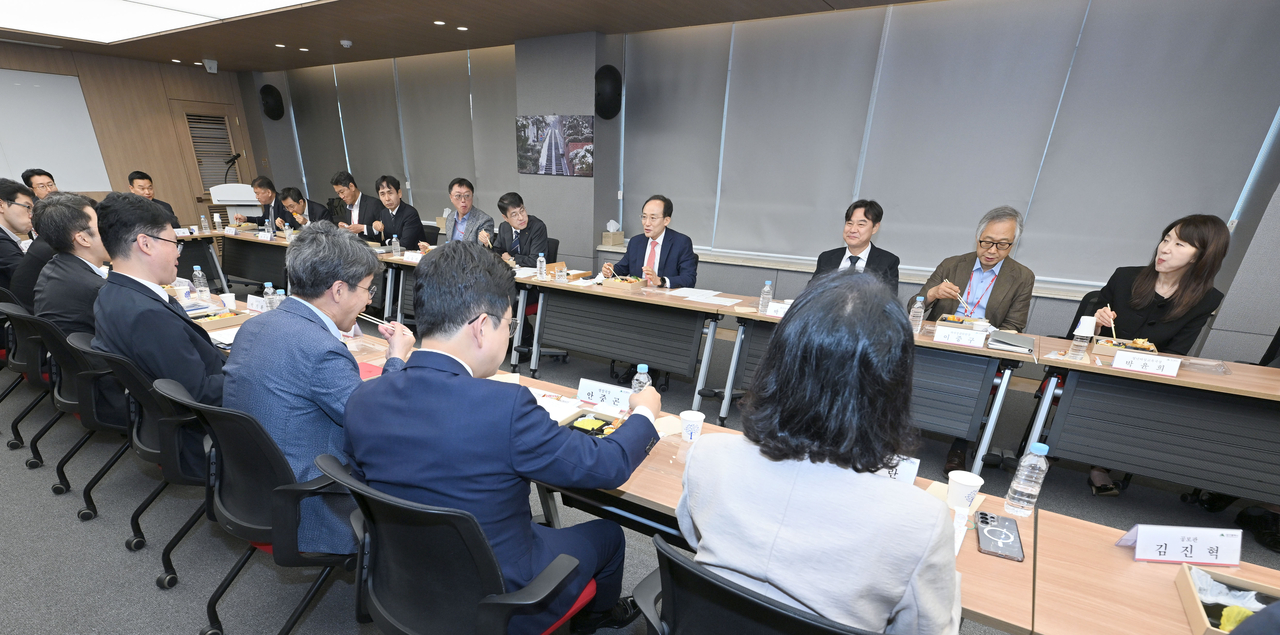 Daegu Mayor Choo holds dosirak cabinet meeting on first day in office ...