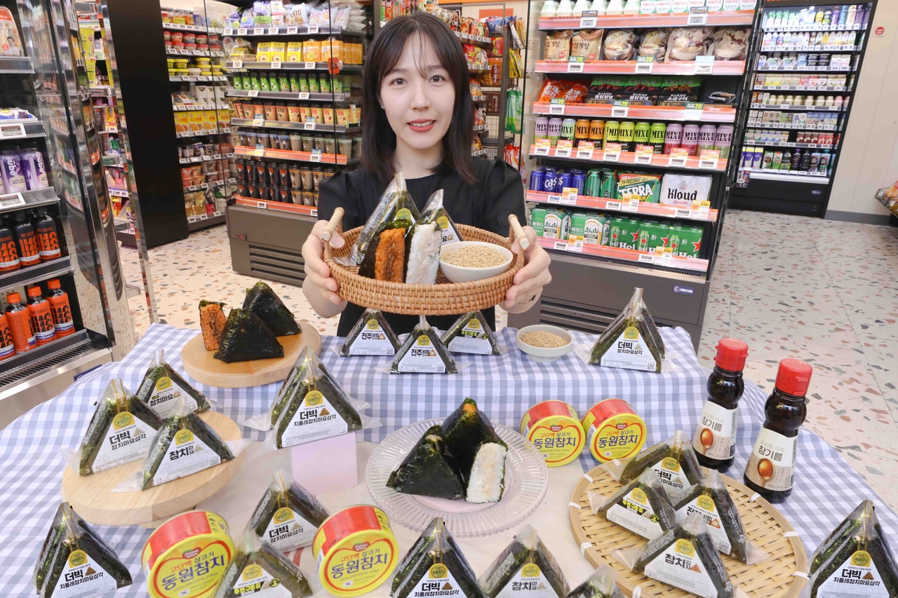E-mart24 revamps triangle kimbap lineup, keeping prices unchanged - The ...