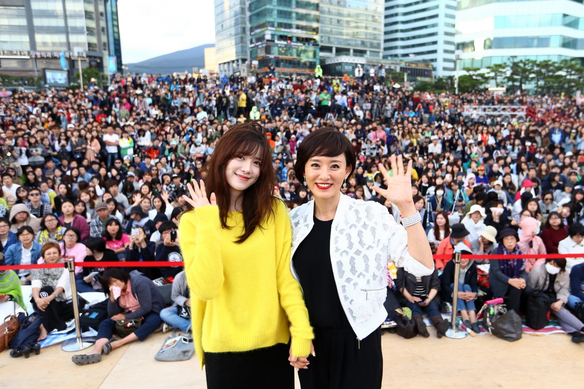 [BIFF포토] ‘다우더’ 구혜선-윤다경, 거센 바람 속 야외무대 인사 - 헤럴드 POP