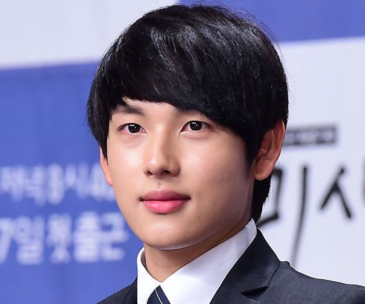 Im Si-wan’s red lips in controversy - K-POP HERALD