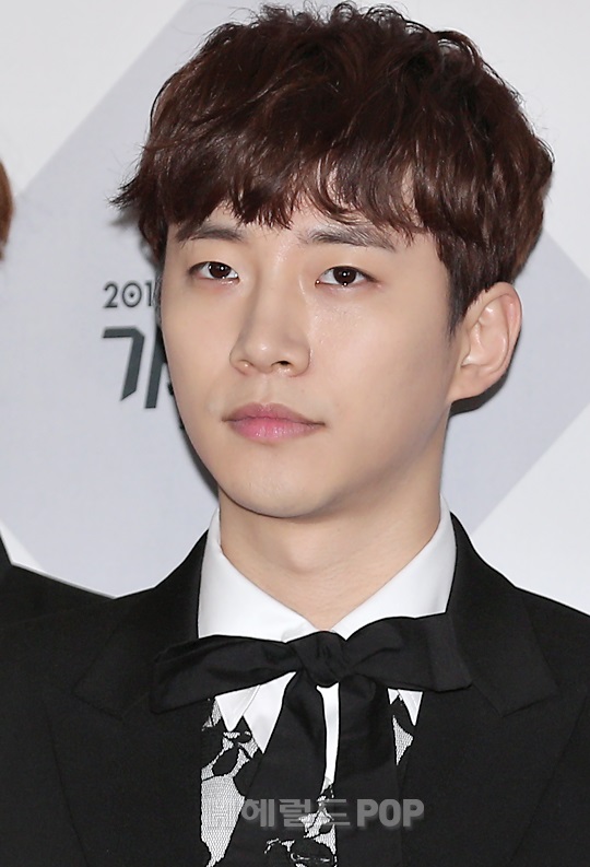 [포토]포토타임 갖는 2PM 준호(SBS 가요대전) - 헤럴드 POP