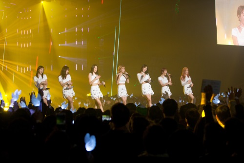 [팝CON리뷰]AOA 첫 단독 콘서트, 일곱 빛깔 섹시美 - 헤럴드 POP