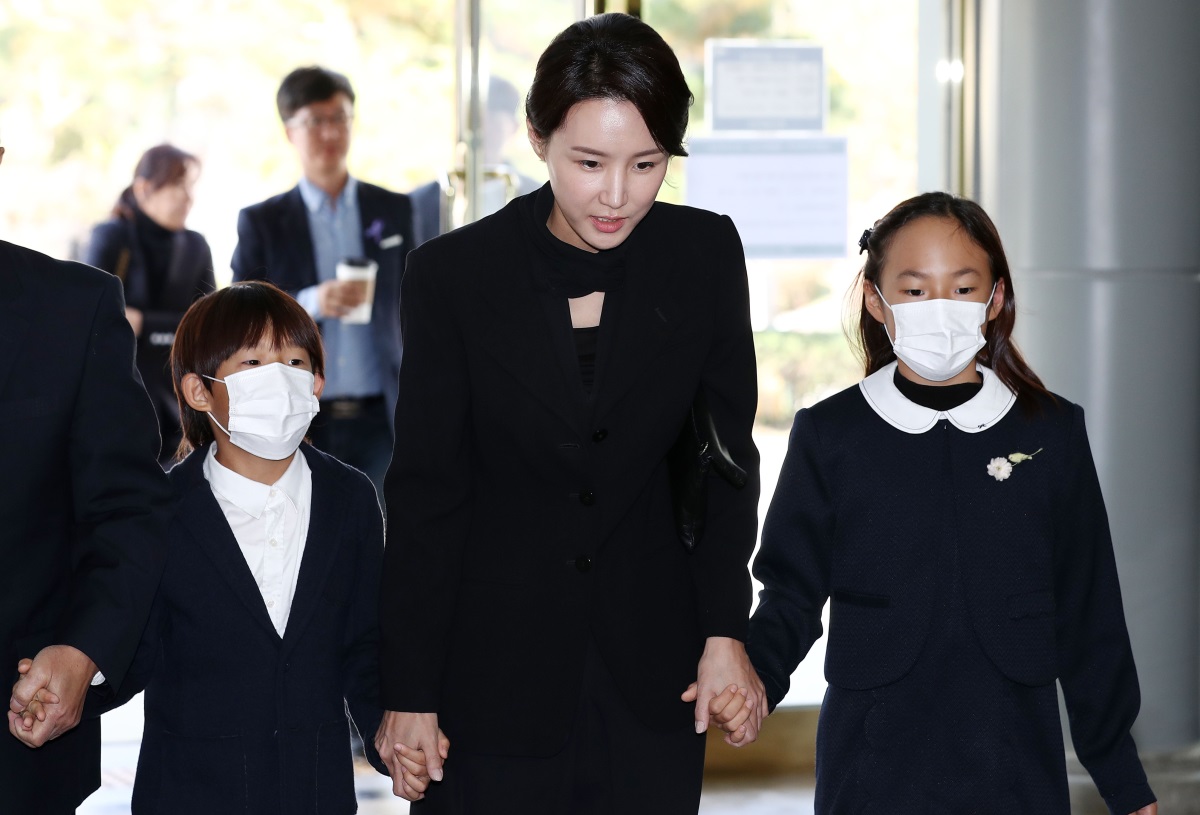 Fans, family remember rocker Shin Hae-chul on third anniversary of ...