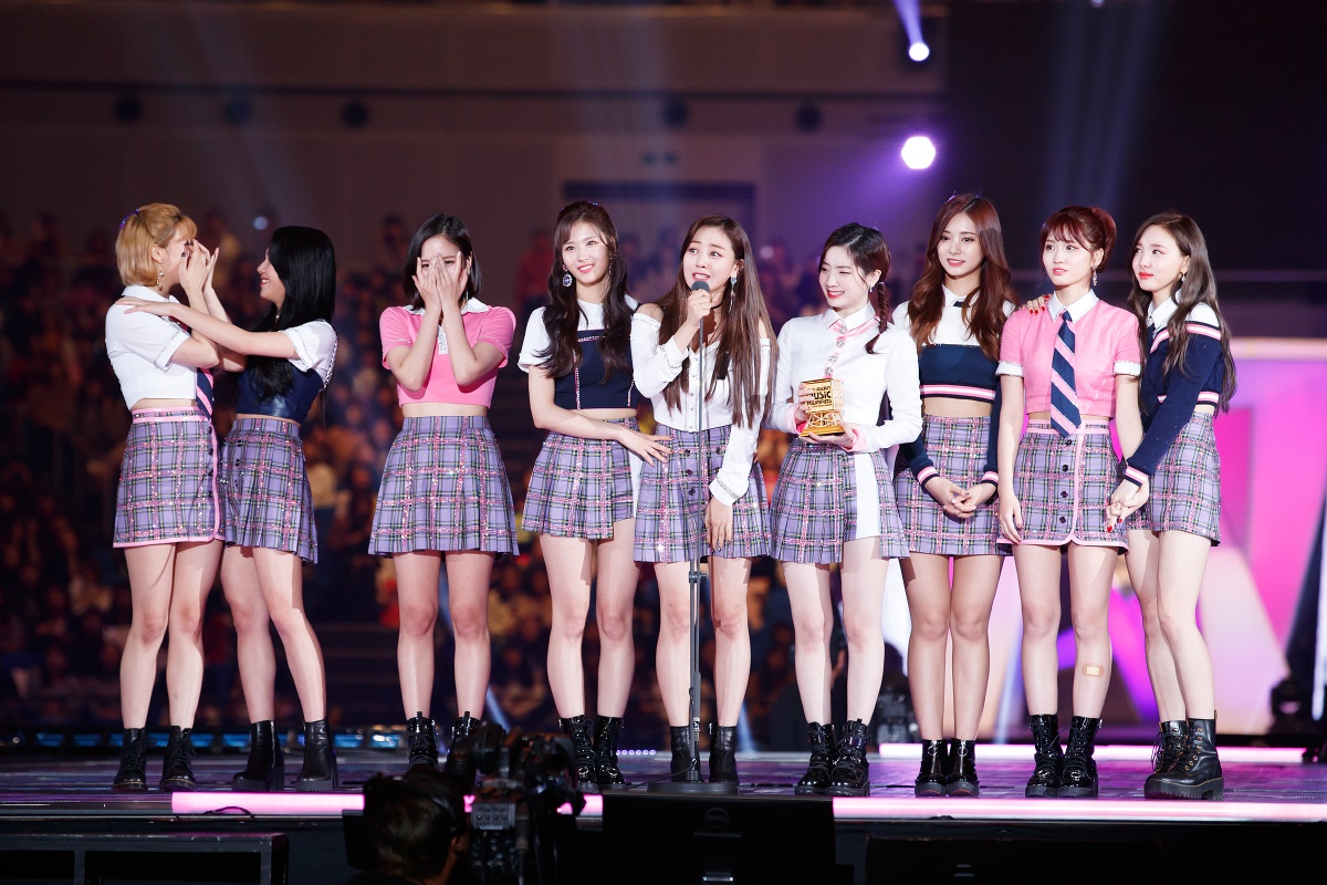 Twice wins Song of Year Award at 2017 MAMA with ‘Signal’ - K-POP HERALD