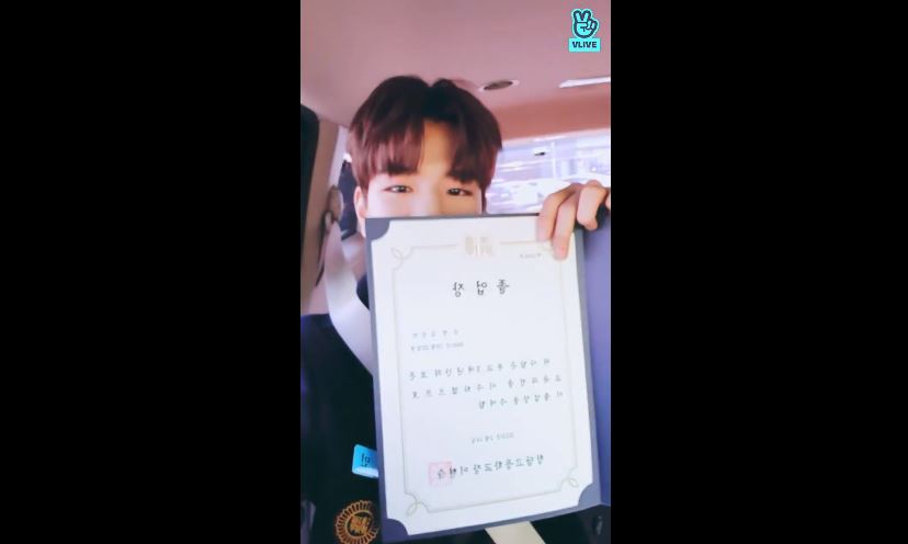 [V Report Plus] Stray Kids’ Seungmin graduates from high school - K-POP ...