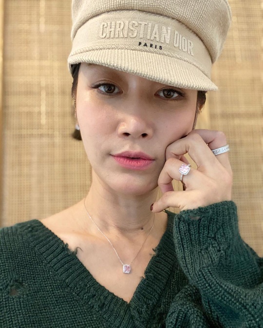 변정수, 럭셔리한 반지 착용하고 우아한 포즈..'47세'의 독보적 우월함 - 헤럴드뮤즈 (Herald Muse)