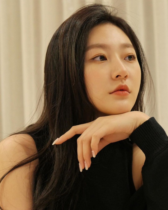 김새론, 감탄 자아내는 성숙美…시선 고정 부르는 이목구비 - 헤럴드뮤즈 (Herald Muse)